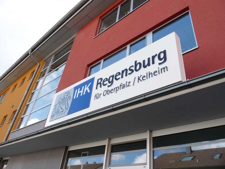 Beleuchtetes LED Firmenschild für außen günstig vom Hersteller kaufen